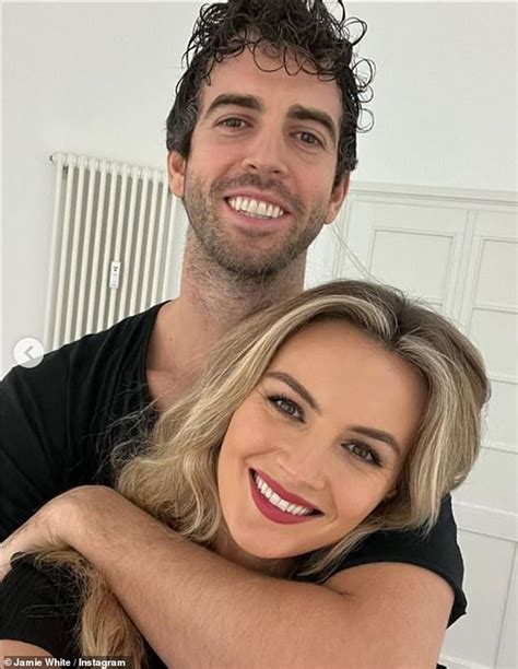 Niomi Smart Is Engaged Youtuber Shares Heartwarming Clip Of Fiancé