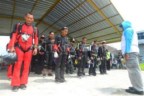 Latihan Atlet Terjun Payung Antara Foto