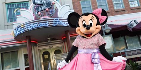 Minnie Mouse Jumps Into Action Performs Cpr At Park Disney Dining