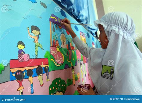 Students Try To Drawing Thai Motifs From Thai Architecture In Th