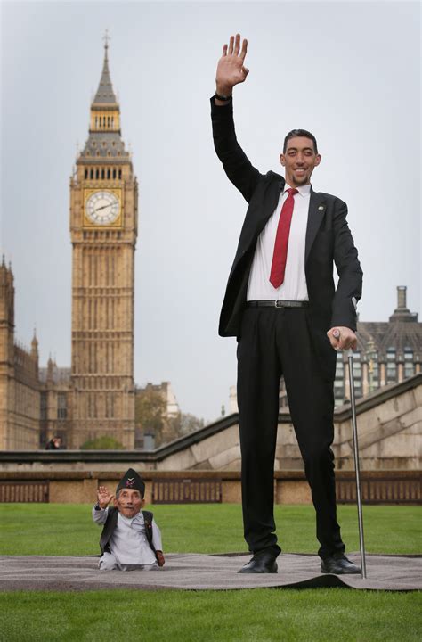 Aww Worlds Tallest And Shortest Men Meet For Guinness World Records