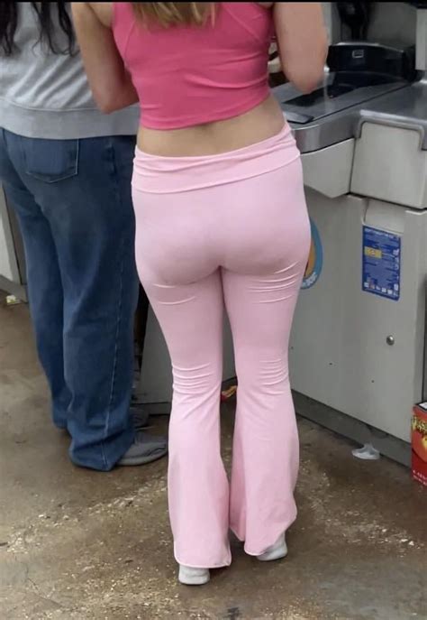 Pink Leggings 🤤 Rcandidworldnsfw