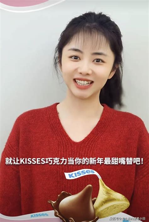 谭松韵素颜亮相，刘海马尾再现李尖尖，34岁依旧清新如少女！