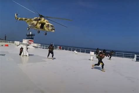 עם מסוק ועשרות חמושים תיעוד השתלטות החותים על הספינה בים סוף חרדים10