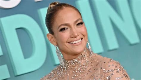 Jennifer Lopez Attempts To Hide From Cameras In Latest Step Out