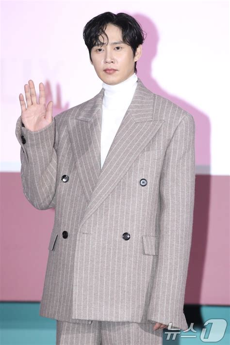 Av 업로드 논란 박성훈 한지민 손잡고 로맨스 컴백 준비 N이슈 뉴스1