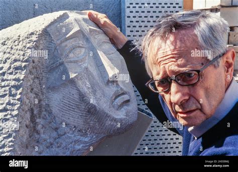 El Escultor Y Pintor Josep Maria Subirachs En La Sagrada Familia De