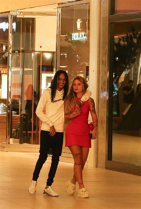 Oruam Passeia Com A Namorada Fernanda Valença E Casal Vai A Loja De Luxo