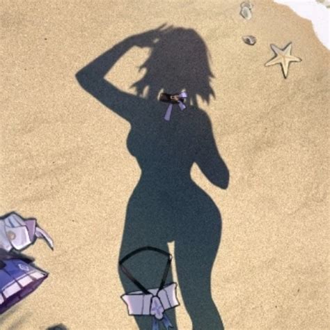 弯下腰裸体春丽在她身后的大鸡巴上自慰 Xhamster