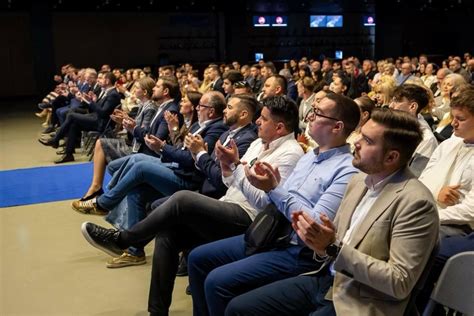 Slobodna Dalmacija Mladež Splitskog Hdz A Proslavila Rođendan Stigli Im Na Feštu I Stranački