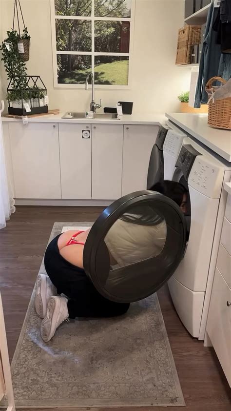 She Needs Help Pulling Up Her Pants Go Help Her🍑 Rbbll0v3rz