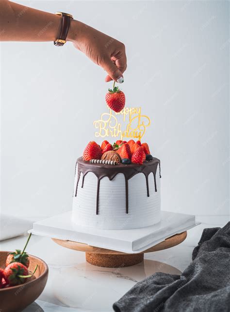Mujer Mano Y Cumpleaños Pastel De Fruta Fresca Con Chocolate Feliz Cumpleaños En Pastel Foto