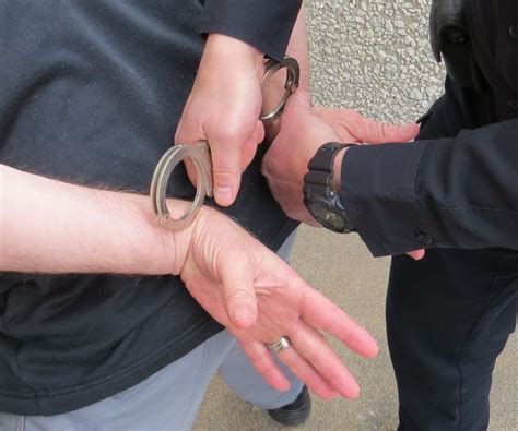 Police Training How To Quickly Apply And Remove Handcuffs