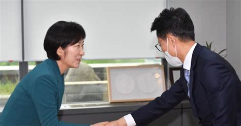 악수하는 Cbs 김진오 사장 한화진 환경부 장관