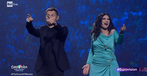 Laura Pausini Omaggia Modugno E Intona Nel Blu Dipinto Di Blu