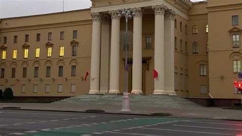 Цветы и свечи принесли к зданию КГБ в Минске фотофакт 29092021