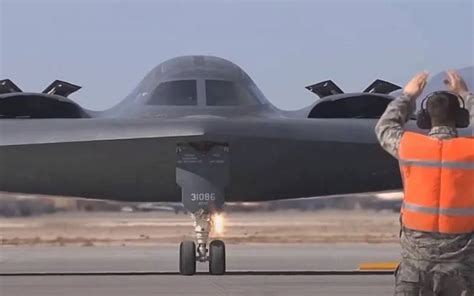Der Neueste Amerikanische Strategische Bomber B 21 Raider Absolvierte