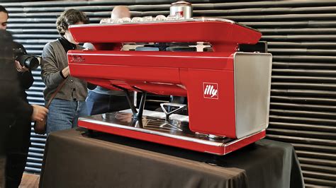 Illy Presenta La Sua Illetta Una Macchina Professionale Del