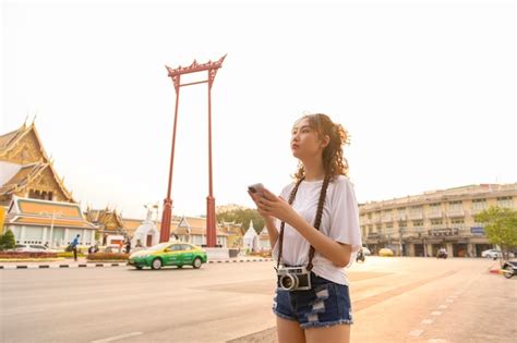 Linda Jovem Turista Asiática Em Turismo De Férias E Explorando A Cidade De Bangkok Tailândia