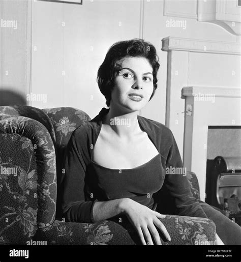 Nadja Regin Goldfinger