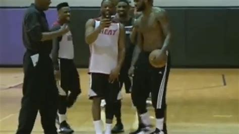 Wenn Lebron James Halbnackt Zum Korb Steigt Staunen Und Filmen Sogar