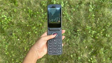 Tcl Flip 3 Review I Used This Retro Style Flip Phone For A Week Like Its 1999 Mashable
