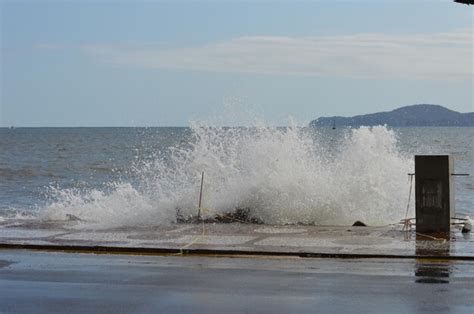 Premium Photo Waves Splashing Onshore Against The Sky