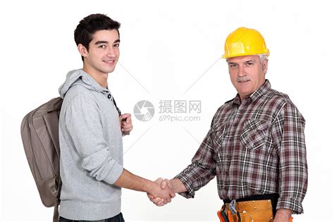 建筑工人与一名大学生握手的握手高清图片下载 正版图片321741600 摄图网