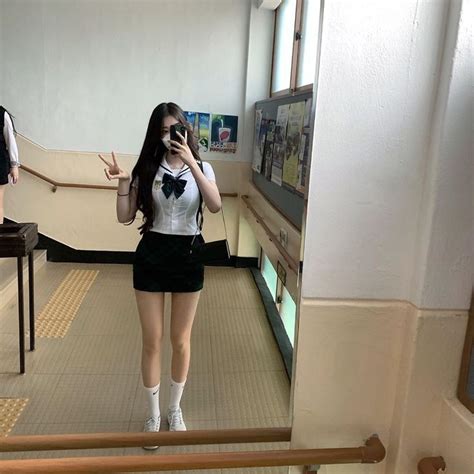 01 여자 교복에 있는 핀 여자 교복 교복 스타일 청소년 여자 패션