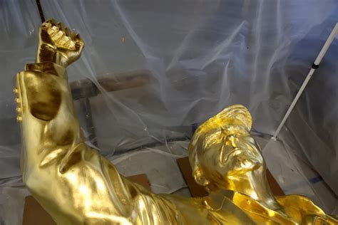 Trumps Golden Statue Honored In Bizarre Dedication Yahoo News Australia