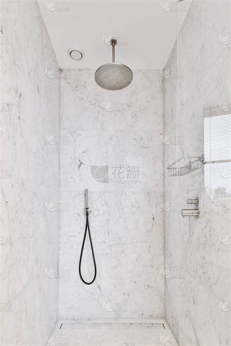 洗澡间的淋浴水龙头