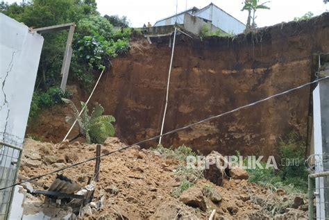 Tebing Penahan Bangunan Longsor Republika Online