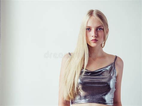 Hermosa Mujer Rubia Con Cabello Largo Y Liso Belleza Y Elegancia En