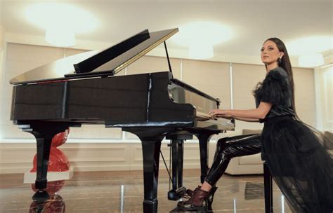 Hire Female Pianist In Abu Dhabi Scarlett Entertainment