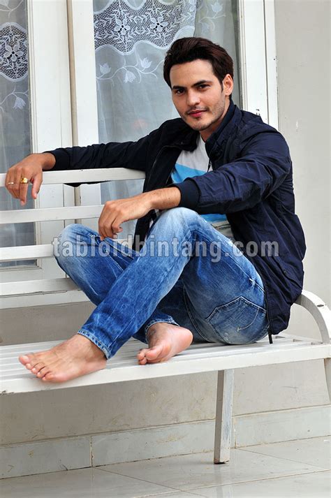 Ravi Bhatia Menatap Seksi