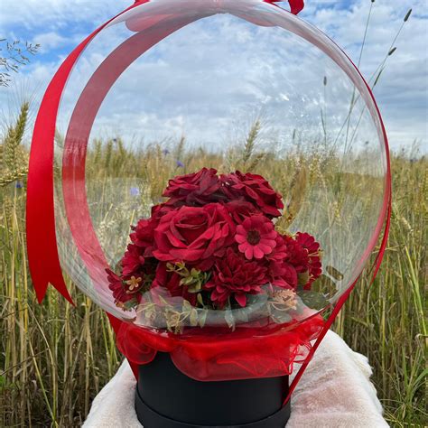 🌹 Dāvana Kas Izceļas Starp Visām Citām Māklīgo Ziedu Kompozīcija Balonā Smalks Akcents