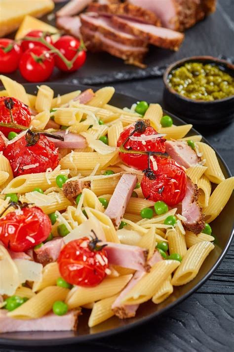 Salada Com Penne Da Massa Presunto Cortado Foto De Stock Imagem De Grelhado Delicioso 116238130