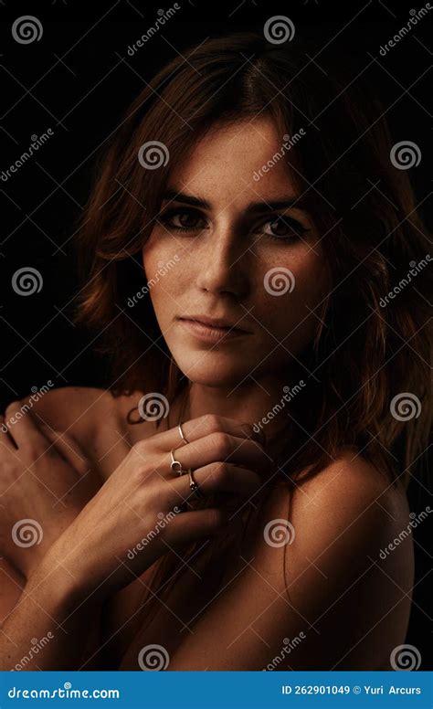 Belleza Natural En La Sombra Una Hermosa Joven Desnuda Sobre Un Fondo