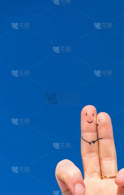 幸福的手指在天空