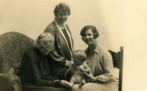 17350249 Mogelijk Een Foto Van Vier Generaties Vrouwen Fotos