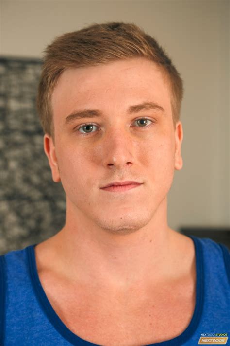 Tom Faulk Et Alex Greene Se Sucent Et Senvoient En Lair Par Voie