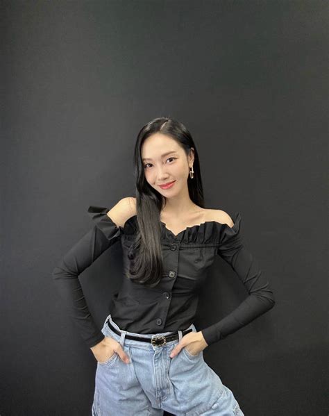 郑秀妍穿一字肩衬衫秀锁骨 六连拍笑容灿烂阳光 搜狐大视野 搜狐新闻