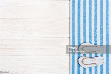 해변 휴가의 개념입니다 비치 플립 플롭 스트라이프 코튼 타월 여름 플랫 은 복사 공간 누워 여름 나무 배경입니다 최소한의 스타일 개념에 대한 스톡 사진 및 기타 이미지