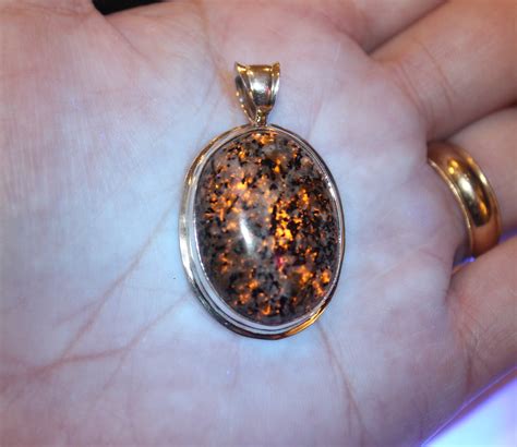 Yooper Sodalite Fluorescent Necklace Ysn 1