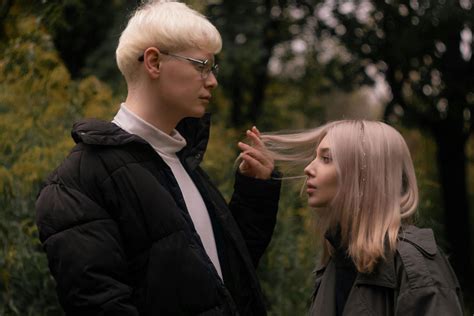 When A Guy Brushes Your Hair Out Of Your Face 11 Possible Meanings