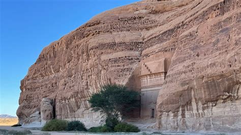 جبل البنات معلم يشكل خلفية من النسخة السعودية لقصة رابونزل Cnn Arabic