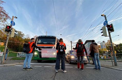Klima Aktivisten Blockieren Straße Und Sorgen Für Stau