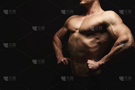 强壮的运动员露出赤裸的肌肉