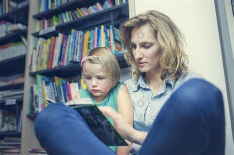 教育和乐趣孩子们和老师在教室里玩游戏 包图企业站