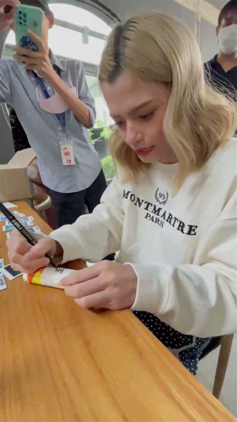 Juv Superfruit On Twitter พามาดู Moment น้องเบคกี้เซ็นลายเซ็นลงบนขวด